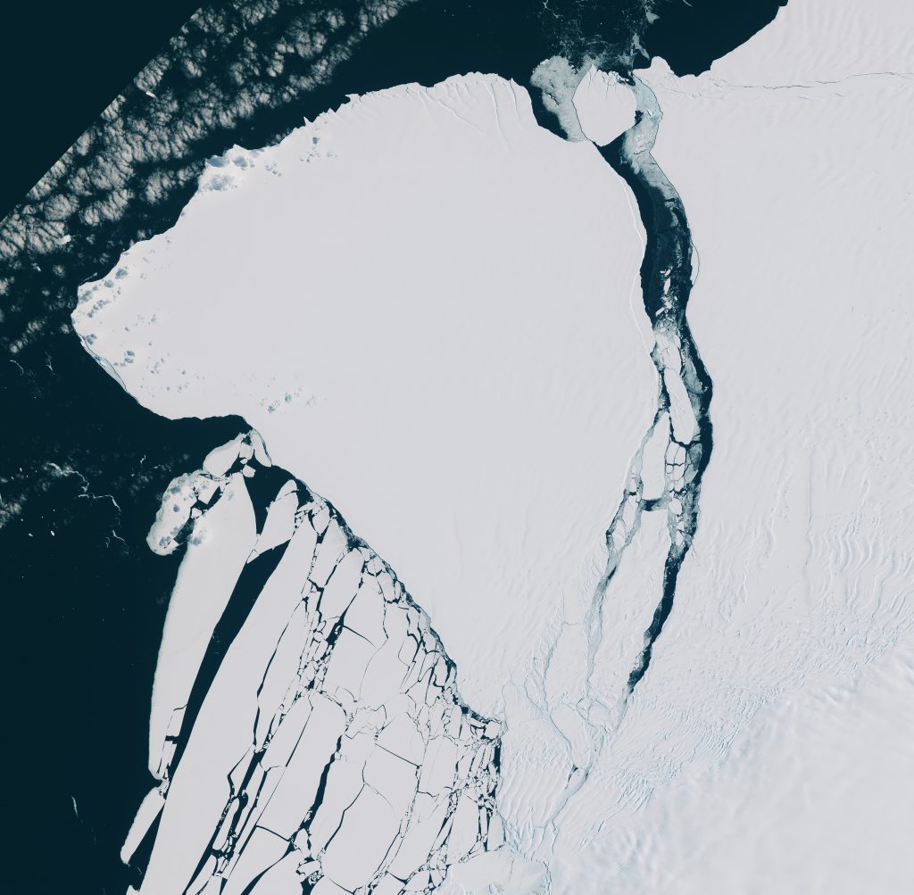 Satellitbillede afslører, at nyt kæmpemæssigt isbjerg har revet sig løs ...