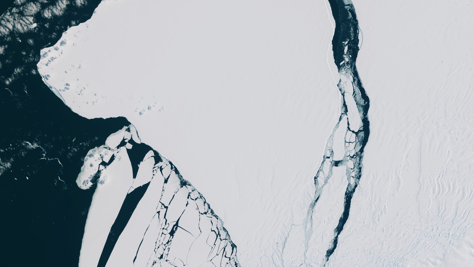 Satellitbillede afslører, at nyt kæmpemæssigt isbjerg har revet sig løs ...